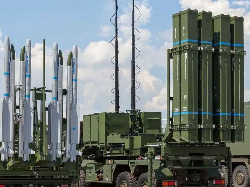 Heavy Weapons Now!, by Andreas Umland